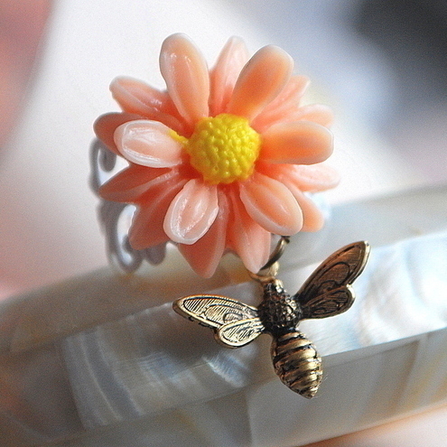 Daisy & Honey Bee Ring on Luulla